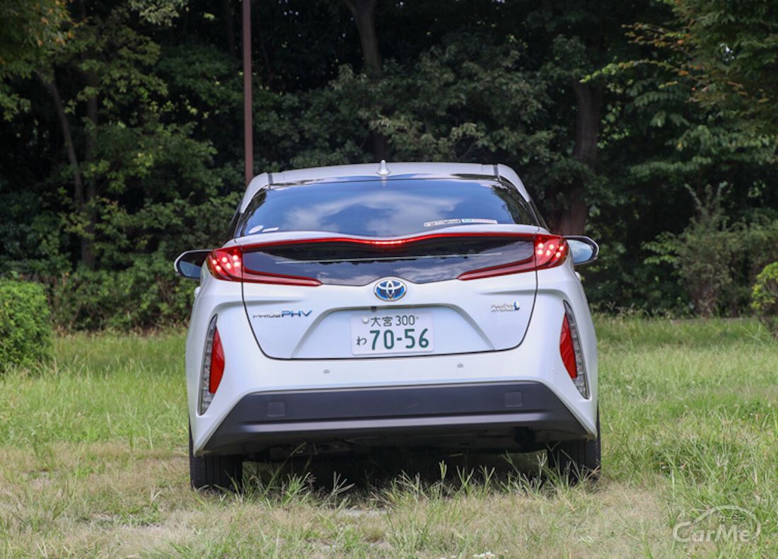 トヨタ プリウスPHVの荷室サイズと収納を紹介！ラゲッジや収納の使い勝手はいかに【プロ徹底解説】 by 車選びドットコム