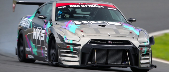 【動画あり】あなたはどっち派？HKSがチューンアップしたR32とR35がカッコよすぎる！｜気になる車・バイクニュース